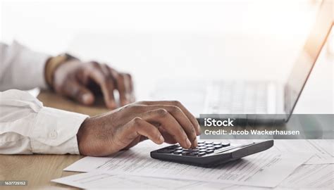 사람 손 계산기 재무 계획 세금 관리 및 사업 부채를 위한 컴퓨터 및 문서 회계사는 노트북에서 예산 부기 수학 및 감사 서류 작업을 위해 숫자를 입력합니다 25 29세에