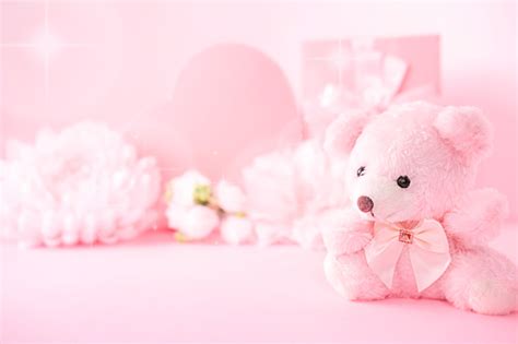 분홍색 에 테디 베어 보케와 파스텔 배경 흐리게 선택적 초점 발렌타인 데이 세계 여성의 날과 생일을위한 인사말 카드 공간을 복사합니다 감상성에 대한 스톡 사진 및 기타