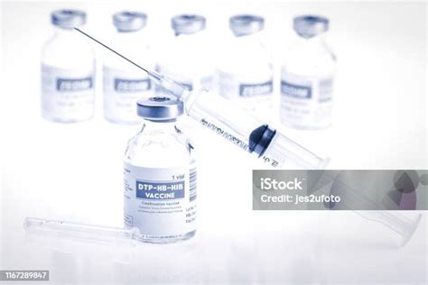 Dtphbhib 조합 백신디프테리아 파상풍 백일해 B형 간염 및 혈우병 인플루엔자 형 B 컨쥬게이트 백신 흡착 흰색 배경에 백신 백신접종에 대한 스톡 사진 및 기타 이미지