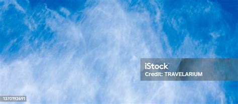 푸른 하늘에 서러스 구름 푸른 날 하늘에 아름다운 서러스 흰색 구름 밝은 구름 풍경 0명에 대한 스톡 사진 및 기타 이미지 0명 경관 구름 Istock