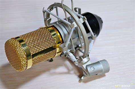 Проводной микрофон студийный BM800 на стойке с креплением на столе.