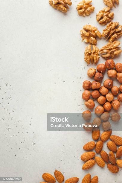 견과류의 혼합 아몬드 헤이즐넛 호두로 만든 프레임 건강한 간식 채식주의 공간을 복사합니다 0명에 대한 스톡 사진 및 기타 이미지 Istock