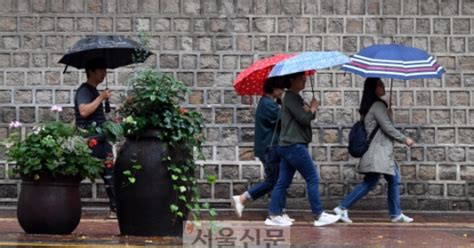 [서울포토] 우산을 쓰고 걸어가는 시민들