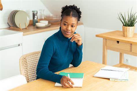 집에서 사업 업무를 기록하는 아프리카 계 미국인 사업가 25 29세에 대한 스톡 사진 및 기타 이미지 25 29세 가정의 방 개선 Istock