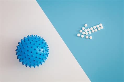 플랫 레이 바이러스 볼 질병 및 감염 개념 무료 사진