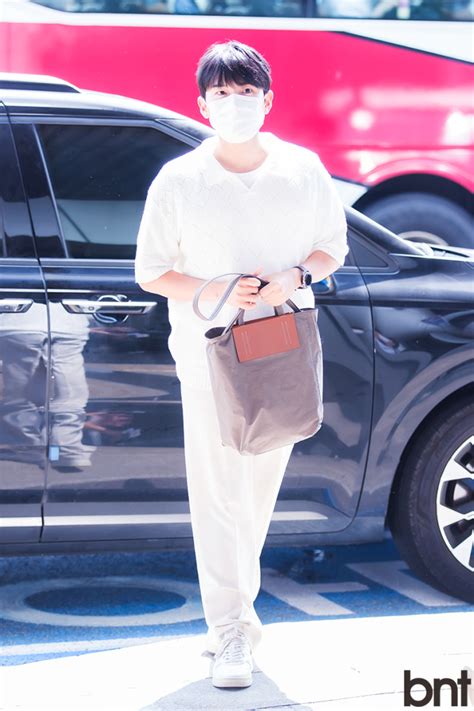 Bnt포토 슈퍼주니어 려욱 화이트로 강조한 자체발광 매력 Bnt뉴스