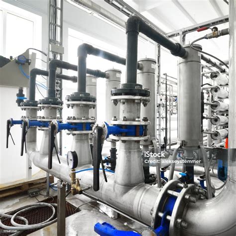 대형 공업용수 처리 및 보일러실 빛나는 강철 금속 파이프 와 파란색 펌프 및 밸브 0명에 대한 스톡 사진 및 기타 이미지 0
