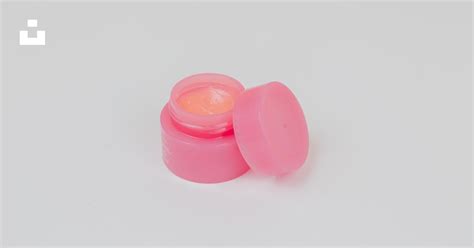 흰색 표면에 분홍색 플라스틱 둥근 뚜껑 사진 Unsplash의 무료 Jar 이미지
