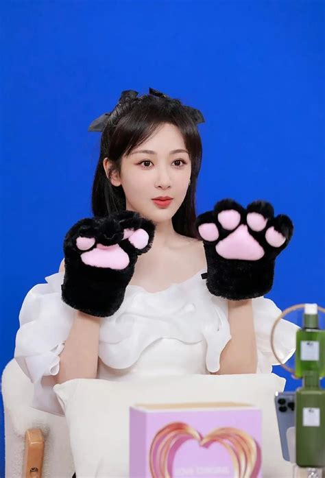 杨紫明眸善睐俏丽写真惊艳迷人