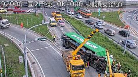 國道2甲今早「貨櫃車翻覆」 高公局：緊急應變小組處理中