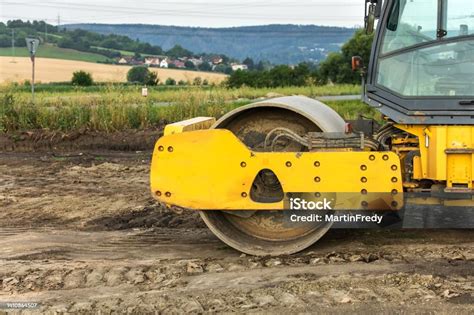다짐 포장 도로의 무거운 진동 롤러는 도로 수리 중에 작동합니다 새로운 도로 건설 압축 도로 롤러 건설 공사 0명에 대한 스톡 사진 및 기타 이미지 Istock