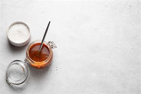회색 배경에 유리 항아리에 집에서 만든 소금에 절인 캐러멜 소스 복사 공간 상단 보기 0명에 대한 스톡 사진 및 기타 이미지 0명 갈색 금 금속 Istock