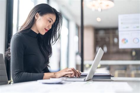 노트북 작업을 하는 아름다운 자신감 있는 아시아 사업가 손으로 키보드를 입력하는 전문 투자자 사무실에서 새로운 시작 프로젝트 사업 계획을 세우는 기술 사업 프리미엄 사진