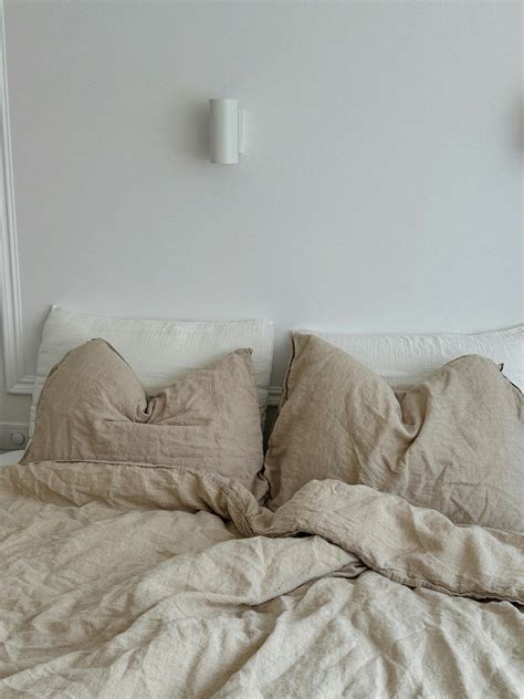 가구 가정의 고요한 담요 라이프스타일 리넨 미니멀리스트 방 베개 베이지 부드러운 질감 부드러움 수면 수면 공간 실내 심미적 인 심플한 디자인