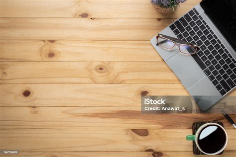 노트북 컴퓨터 블랙 커피 한 잔 및 용품이있는 목재 사무실 책상 테이블 복사 공간이있는 상단보기 평평한 평신도 노트북에 대한 스톡 사진 및 기타 이미지 Istock