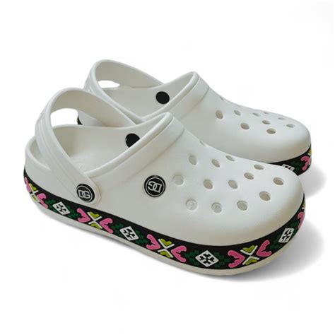 Женские подростковые кроксы с вышиванкой Dago размер 39 24 9см белые от продавца Market Mix