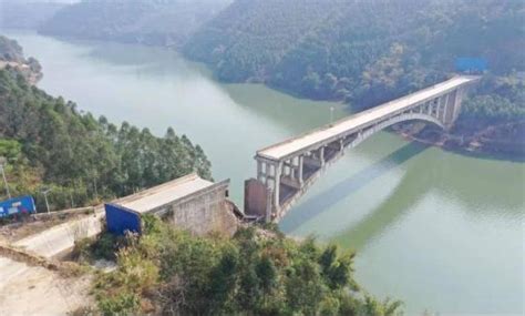 20多人死亡！工地事故频发！工人塔吊坍塌新浪新闻