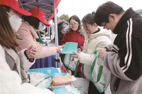 镇江日报多媒体数字报刊“春风”进校园