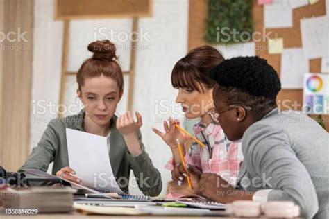 문서를 검토하고 곧 프로젝트를 계획하는 세 명의 여성 그래픽 디자이너 디자인에 대한 스톡 사진 및 기타 이미지 디자인 업무 회의 20 24세 Istock