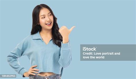 아름다운 젊은 아시아 여자는 공간을 복사하고 미소 얼굴과 행복 예쁜 소녀와 공간을 옆으로 보고 만족 된 제품처럼 행동 파스텔 밝은 파란색 배경으로 광고에 사용 여자에 대한