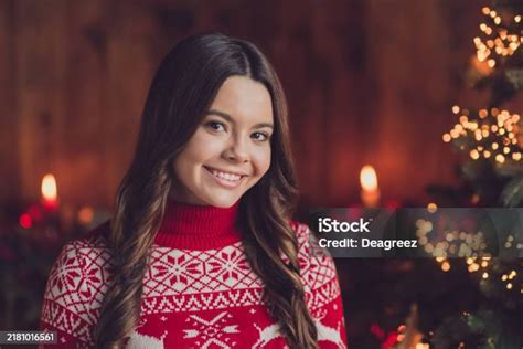 쾌활한 예쁜 귀여운 사랑스러운 아가씨 못생긴 스웨터를 입다 기뻐하다 겨울 시간 눈 내리는 날 마법의 순간 휴일 분위기 실내 집 실내 12 13세에 대한 스톡 사진 및 기타