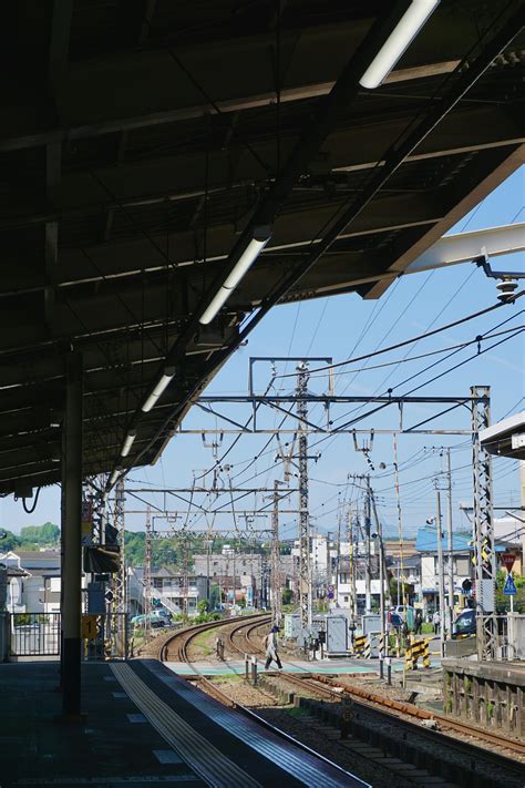 선로에 기차가 있는 기차역 사진 Unsplash의 무료 일본 이미지