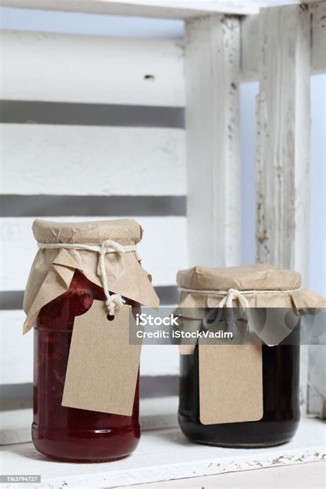 잼 항아리 종이로 덮여 꼬기로 묶여 끈에 공예 라벨을 걸어 나무 상자에 서 건강한 식생활에 대한 스톡 사진 및 기타 이미지 건강한 식생활 공예 과일 Istock