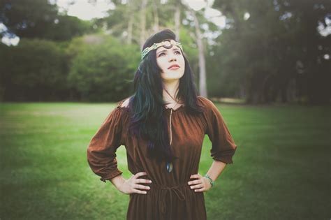 배경 화면 햇빛 나무 경치 화려한 사람들 화이트 초상화 꽃들 긴 머리 자연 애정 잔디 하늘 공원 겨울 사진술 바닷가 드레스 녹색 정경