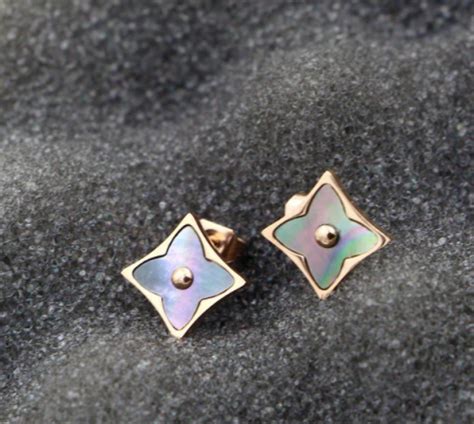 Серьги пусеты цветок 4 лепестка в ромбе розовое золото эмаль хамелеон Srx 108