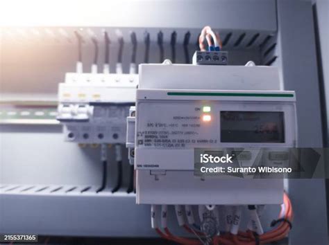 패널 제어 발전소의 디지털 전기 계량기의 설치 제어 모듈 0명에 대한 스톡 사진 및 기타 이미지 0명 고압 전류 주의