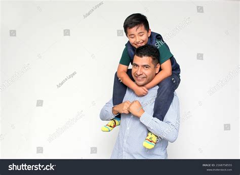 107557 Imágenes De Papa Abrazando Sus Hijos Imágenes Fotos Y