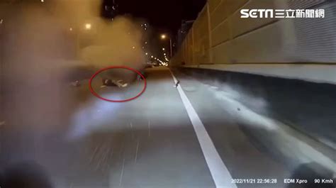 台64重機猛撞計程車慘死！騎士噴飛翻滾重摔 驚悚撞擊畫面曝光 社會 三立新聞網 Setncom