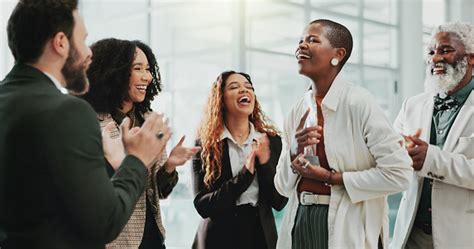 사업가 상 업적 또는 직원 개발에 대한 사무실에서 박수와 축하 팀 박수 및 직장에서 축하 성공 또는 다양성을 가진 수상자를 위한 지원 25 29세에 대한 스톡 사진 및 기타