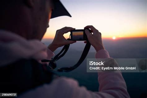 하늘에 대한 일몰 지점을 촬영하기 위해 휴대 전화를 사용하는 남자 자연에 대한 스톡 사진 및 기타 이미지 자연 물건을 통해 봄 보기 정적 활동 Istock