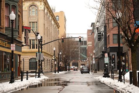 로드 아일랜드 프로비던스 다운타운 건물과 습한 겨울 흐린 날의 도시 거리와 역사적인 전망 0명에 대한 스톡 사진 및 기타 이미지 0명 강 거리 Istock