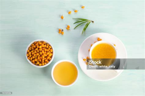 바다 갈매나무 는 도자기 그릇에 꿀과 파란색 테이블에 바다 갈매 나무속과 차 한 잔 0명에 대한 스톡 사진 및 기타 이미지