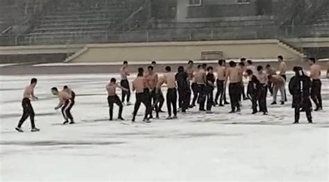 男孩全身光膀子出门 图库 五毛网