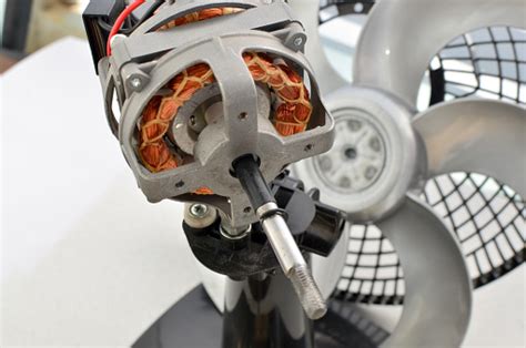 유지 보수 및 부품 교체의 개념을 나타내는 가정용 테이블 팬 모터의 세부 사항 손상된 부품을 교체해야 할 필요성에 대한 개념입니다 공연에 대한 스톡 사진 및 기타 이미지