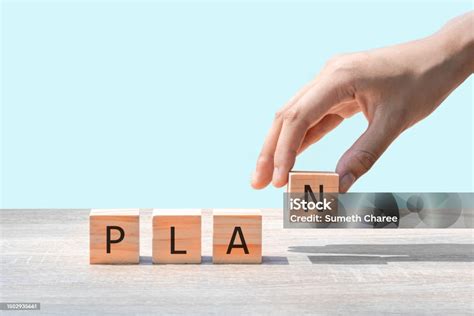 나무 테이블 위에 Plan이라는 텍스트가 있는 나무 블록을 놓습니다 파란색 배경에 성공적인 성장 과정을 위한 비즈니스 개념입니다