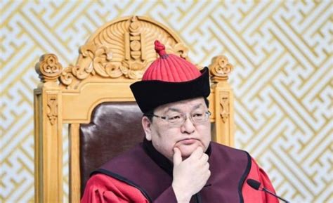 ШУУРХАЙ Үндсэн хуулийн цэцийн дарга Д Одбаярыг ажлаас чөлөөллөө