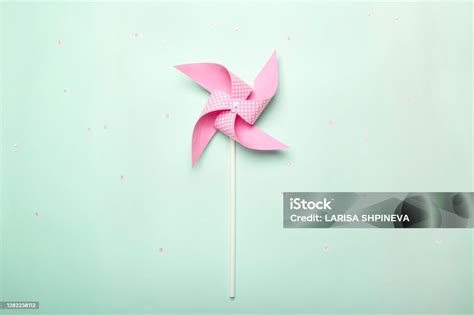 파란색 배경에 분홍색 종이 스피너 어린이 장난감 화려한 바람개비 축하 파티 배경에 카니발 장식 상단 보기 플랫 레이 풍차에 대한 스톡 사진 및 기타 이미지 Istock