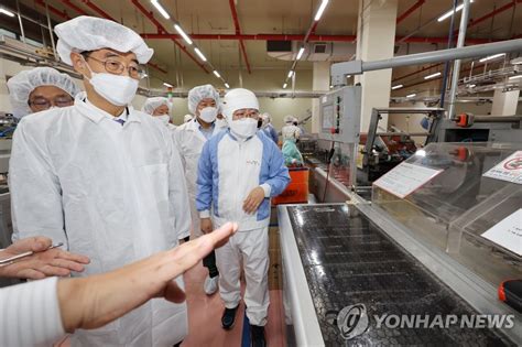 롯데제과 대전공장 둘러보는 한덕수 총리