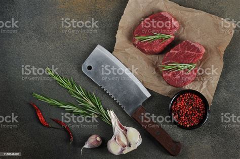종이에 생 소고기 스테이크 2개 스테이크 굽기 향신료 마늘 로즈마리 위에서 볼 수 있습니다 0명에 대한 스톡 사진 및 기타 이미지 Istock