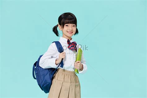 학교에 책을 가진 어린 소녀 사진 무료 다운로드 Lovepik