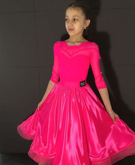 На данном изображении может находиться 1 человек стоит и в помещении Одежда для танцев