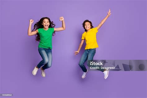 두 흥분 아이의 전체 길이 사진 행복한 미소 는 승리 승리 여자 주먹 손은 보라색 색상 배경을 통해 고립 점프 승리 승리 축하 2명에 대한 스톡 사진 및 기타 이미지