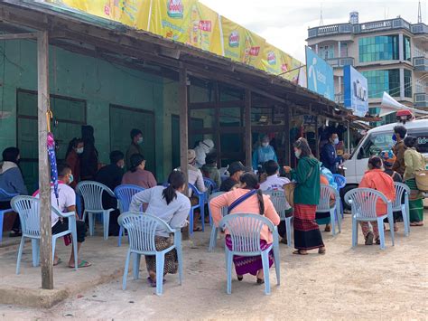 ကိုဗစ် ၁၉ မြင့်တက်နေသည့် ပင်လောင်းမြို့ ဈေးနေ့တွင် လူစည်ကားလျက်ရှိ သ