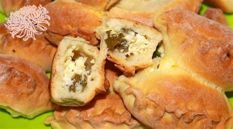 Пиріжки з сиром і зеленою цибулею рецепт