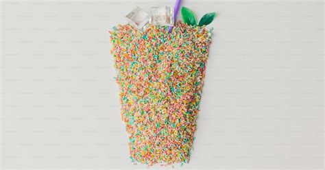 얼음 조각으로 화려한 케이크 뿌리로 만든 주스 유리 창조적 인 최소한의 음료 개념 플랫 레이 사진 Unsplash의 설탕 음식 이미지