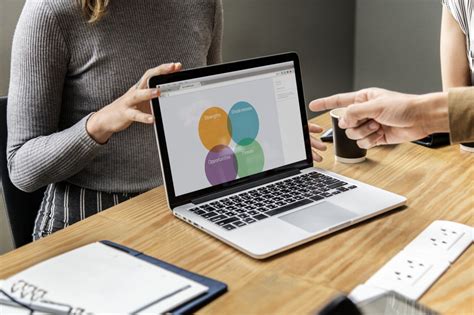 무료 이미지 실업가 여성 사업가 동료들 통신 회사 회의 연결 협력 공간 기업 직장 동료 디지털 토론